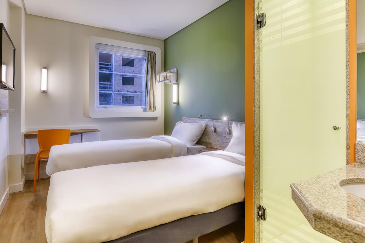 Quarto Standard, 2 camas individuais | 1 quarto, secretária, secretária adequada para computadores portáteis