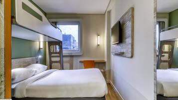 Quarto Standard, várias camas | 1 quarto, secretária, secretária adequada para computadores portáteis