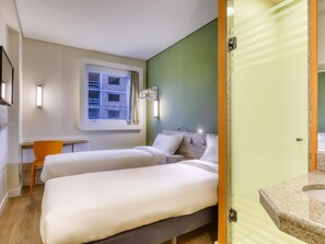 Quarto Standard, 2 camas individuais | 1 quarto, secretária, secretária adequada para computadores portáteis 