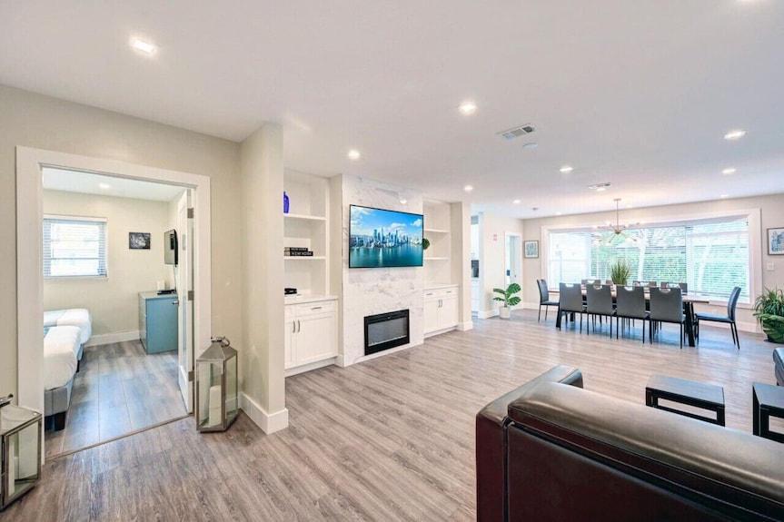 Luxury Villa Walk 5 Minutes To Hollywood Beach - North Miami Beach, FL