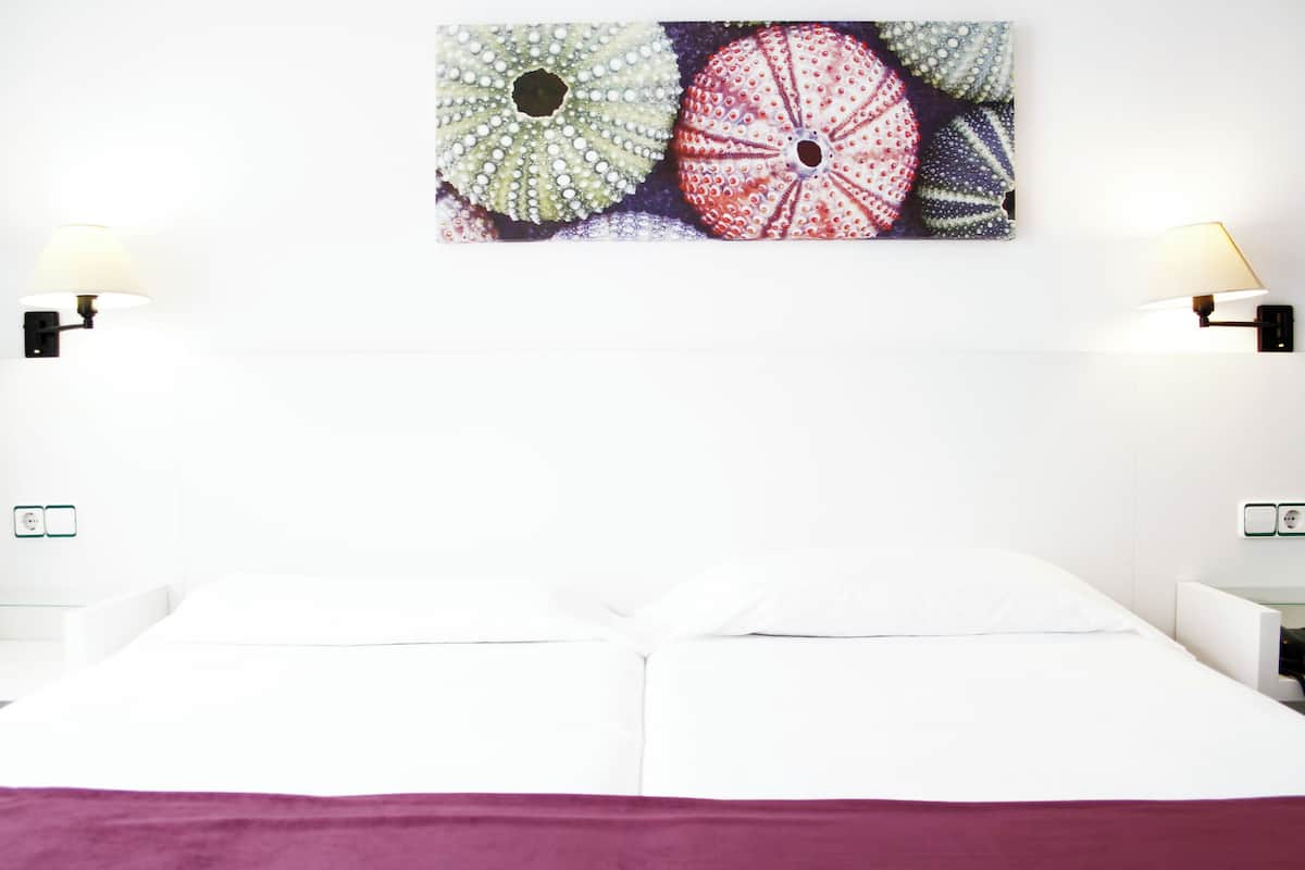 Quarto Duplo Económico | Cofre no quarto, secretária