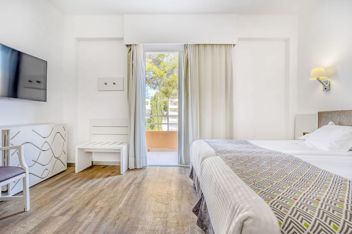 Cofre no quarto, secretária