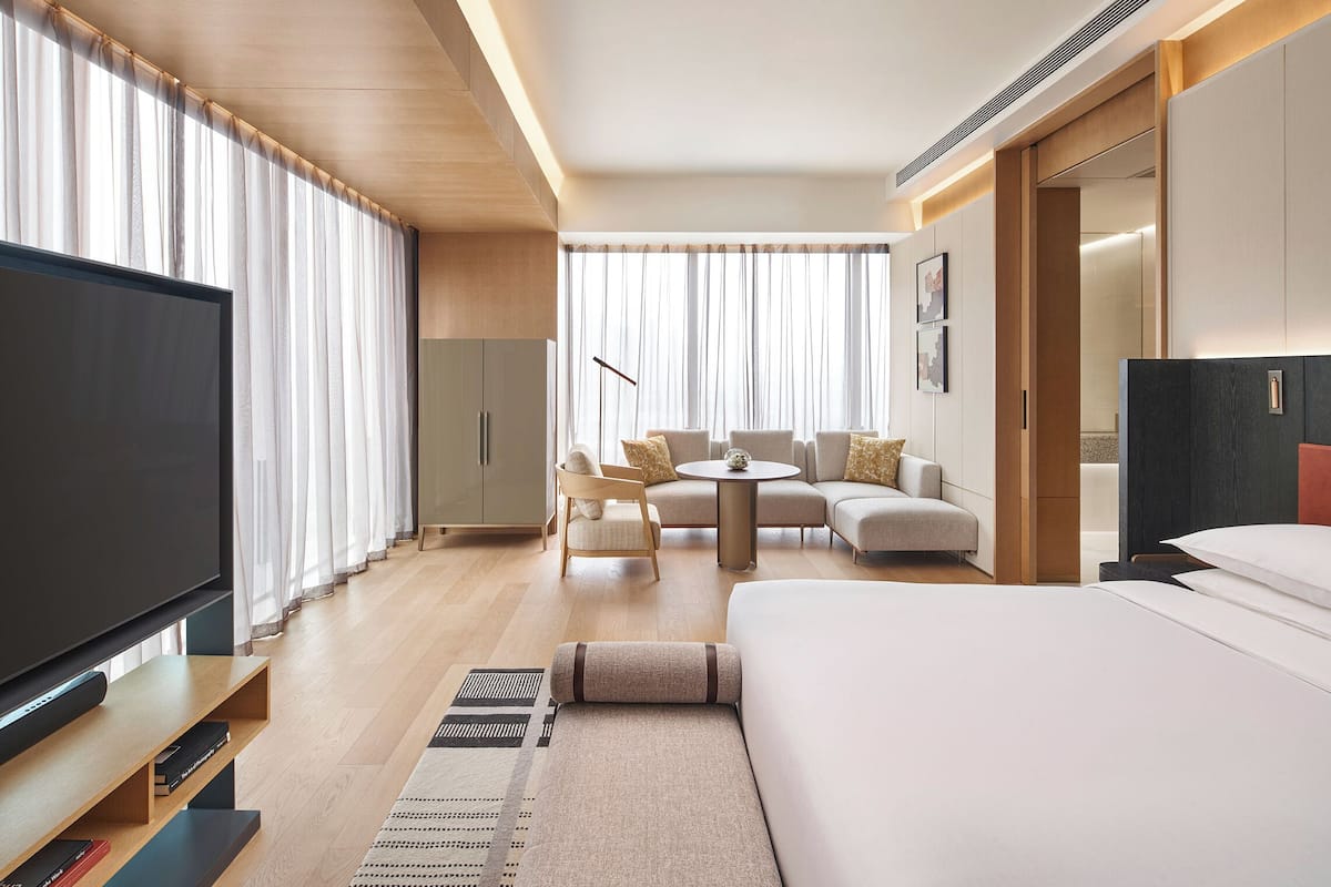 Quarto luxo, 1 cama King (Club Access) | Edredons de pluma, frigobar, cofres nos quartos, escrivaninha