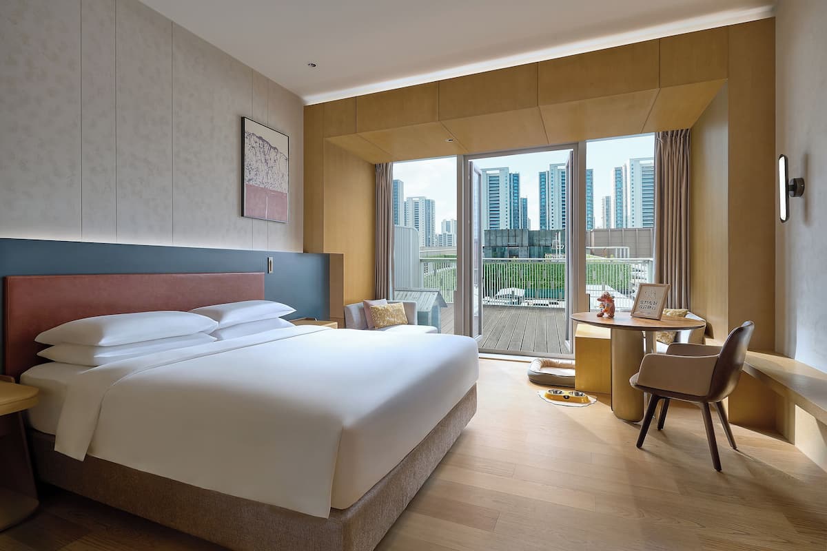 Quarto, 1 cama King, sacada (Pet Friendly) | Edredons de pluma, frigobar, cofres nos quartos, escrivaninha