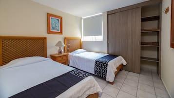Apartamento conforto, 2 quartos | 2 quartos, cortinas blackout, ferros/tábuas de passar roupa