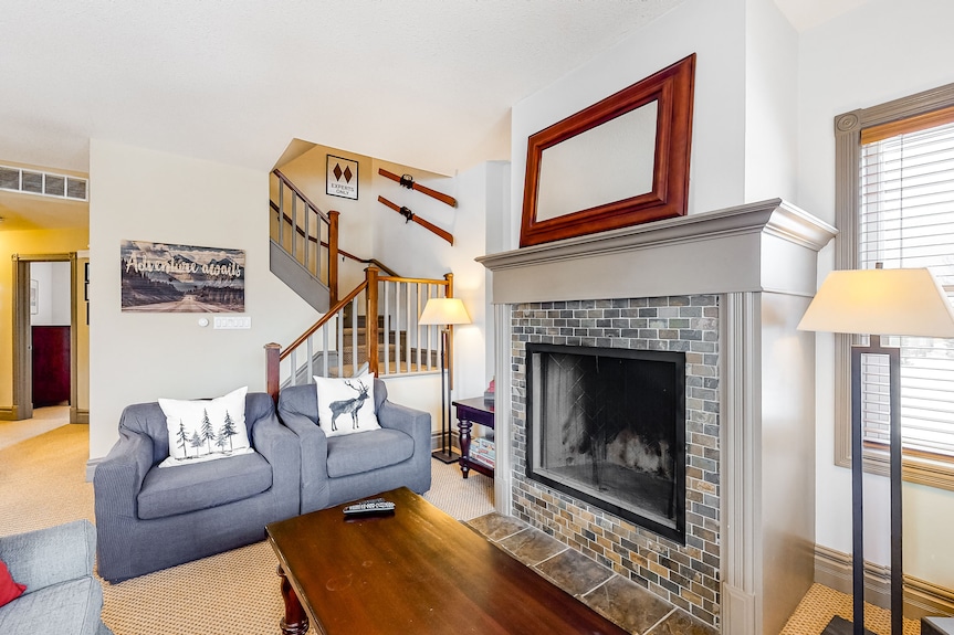 Beautiful Home W/ Free Wifi, Fireplace, Private Washer/dryer, And Shared Pool - Ontario