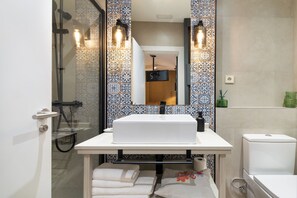 Quarto Duplo Económico, junto ao pátio | Casa de banho | Um polibã, um chuveiro fixo, artigos de higiene pessoal grátis 