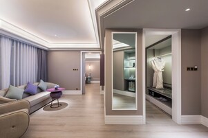 Suite Deluxe, 1 cama king-size | Sala de estar | TV de ecrã plano 