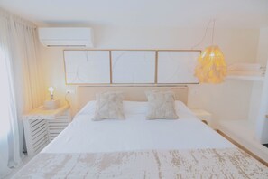 Apartamento grand, 2 quartos, sacada | Cofres nos quartos, cortinas blackout, ferros/tábuas de passar roupa