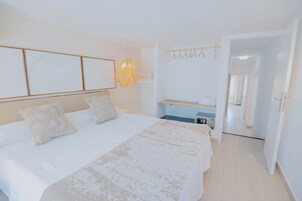 Apartamento Nobre, 2 quartos, varanda | Cofre com capacidade para portátil, cortinas/cortinados opacos