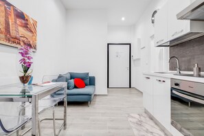 Apartamento, 1 quarto | Área de estar | TV de tela plana