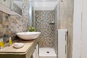 Apartamento, 1 quarto (Bilo) | Banheiro | Chuveiro, chuveiro com efeito de chuva, secador de cabelo, bidê
