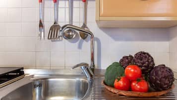 Apartamento, 1 quarto | Cozinha privada | Um frigorífico/congelador grande, um micro-ondas, um forno