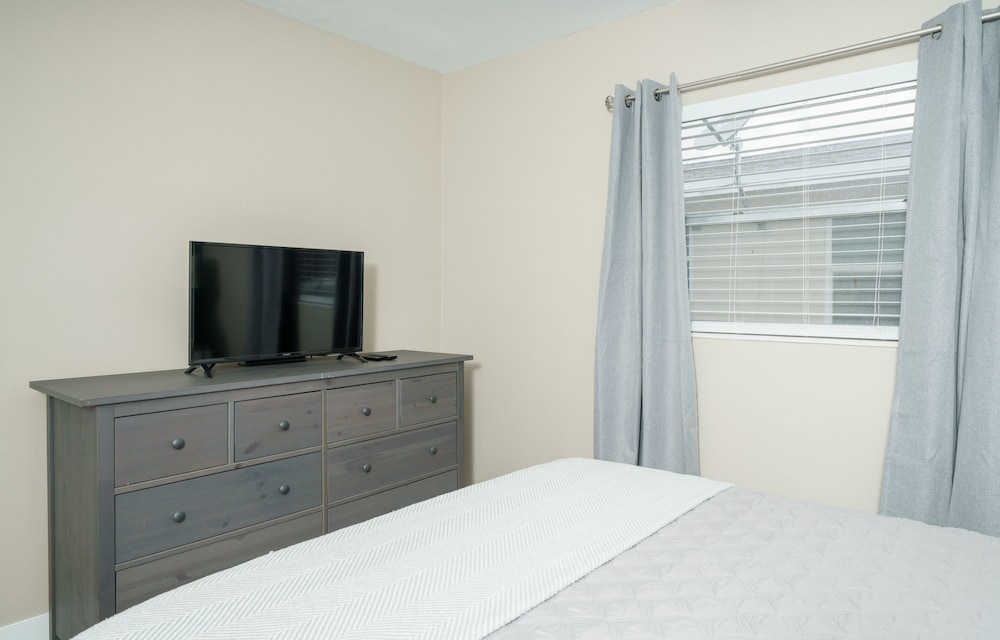 2 Br | Perfect For Long Term Stays | 2 Miles To Beach - Coral Springs, FL