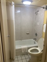 Quarto casal, para não fumantes | Banheiro | Produtos de toalete grátis, secador de cabelo