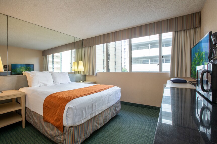 Aqua Aloha Surf Waikiki 209 Moderate Studio With Partial City Views, Sleeps 2 - Kailua, HI