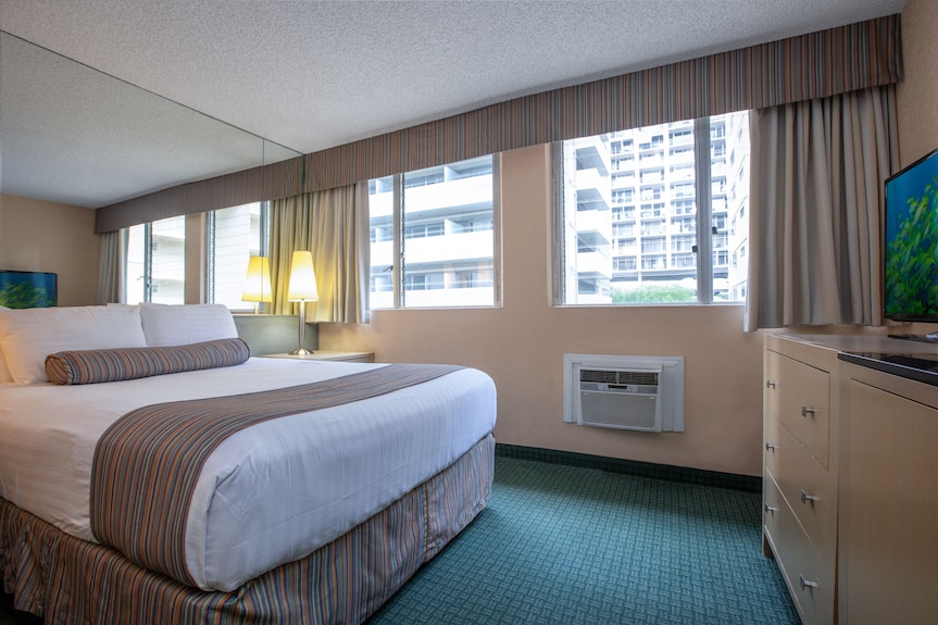 Aqua Aloha Surf Waikiki 213 Moderate Studio With Partial City Views, Sleeps 2 - Honolulu