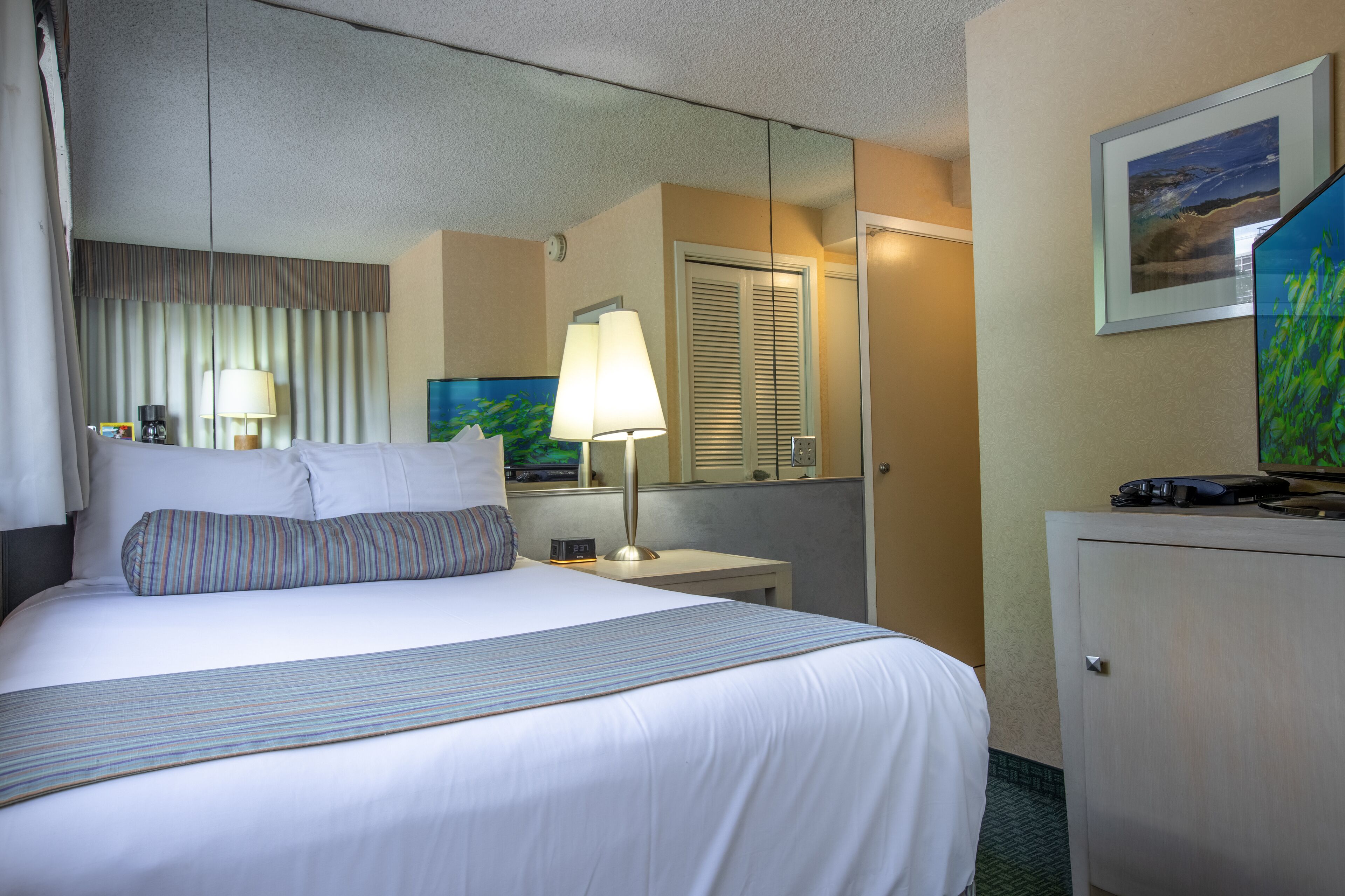 Aqua Aloha Surf Waikiki 215 Moderate Studio With Partial City Views, Sleeps 2 - Kailua, HI