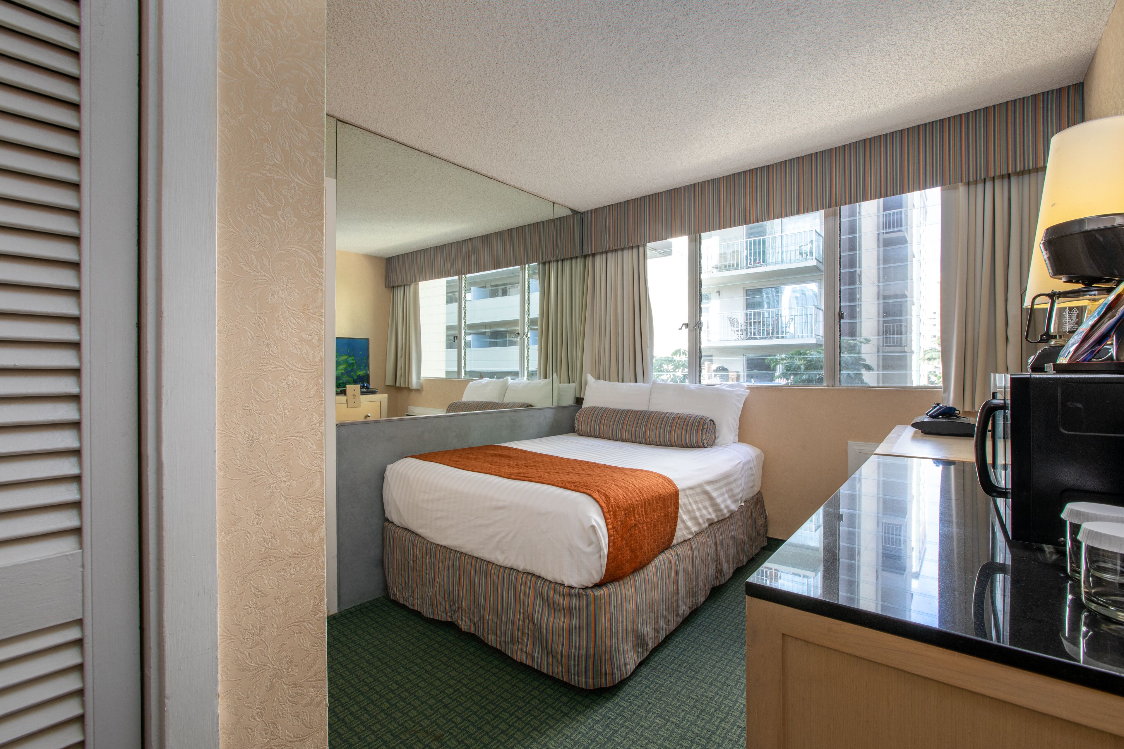 Aqua Aloha Surf Waikiki 305 Moderate Studio With Partial City Views, Sleeps 2 - Honolulu