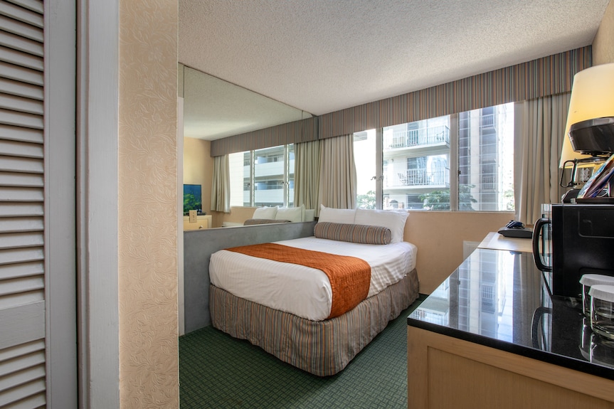 Aqua Aloha Surf Waikiki 305 Moderate Studio With Partial City Views, Sleeps 2 - Kailua