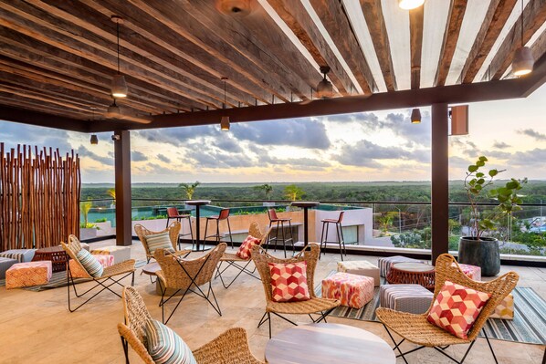 2 restaurantes, é servido café da manhã