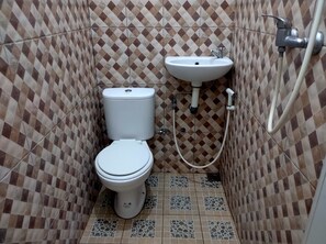 Quarto luxo | Banheiro | Chuveiro, produtos de toalete grátis, toalhas de banho