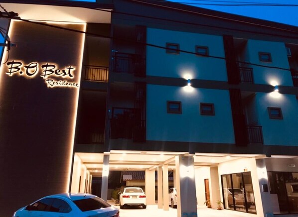 Fachada do alojamento (tarde/noite)