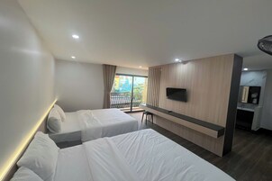 Family Room with Balcony | Vista do quarto