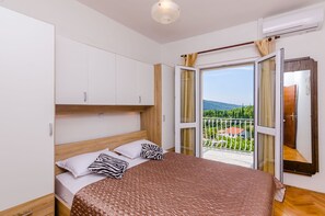 Vila (TwoBedroom Villa with Terrace and Swi) | 2 quartos, ferros/tábuas de passar roupa, roupa de cama