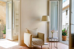 Junior Suite Deluxe | Cofres nos quartos, escrivaninha, quartos à prova de som