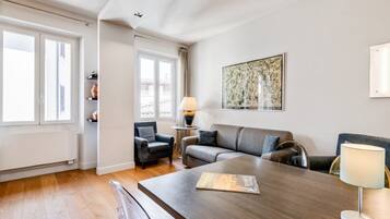 Apartamento, 1 quarto | Sala de estar | TV de ecrã plano