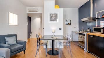 Apartamento, 1 quarto | Sala de estar | TV de ecrã plano