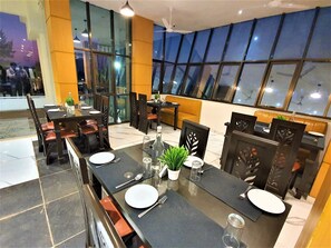 Pequeno-almoço tipo buffet diário (250 INR por pessoa) 