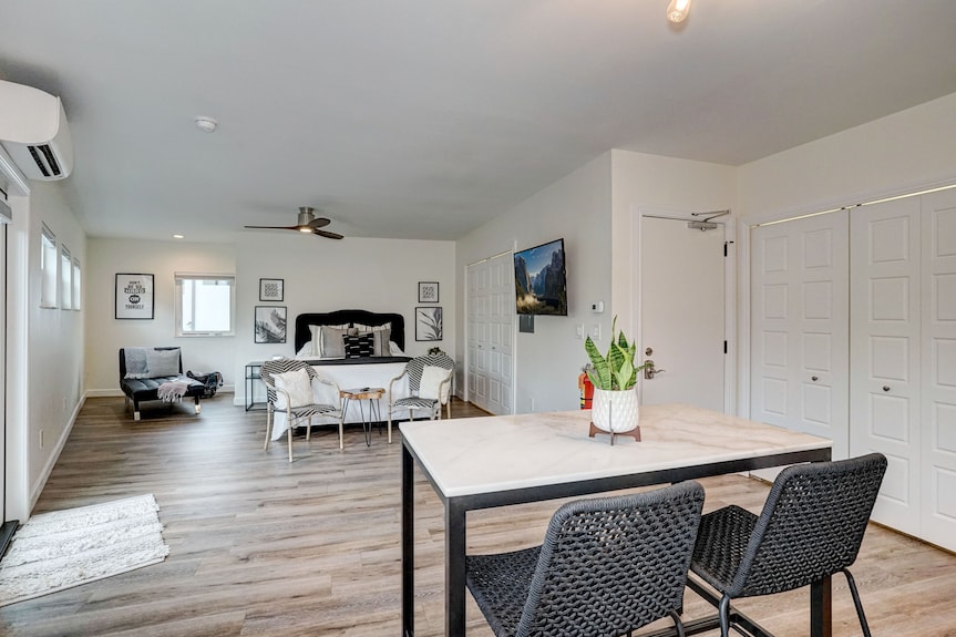 Studio Apt W/ Private Balcony Overlooking Downtown Main St - Dunedin, FL