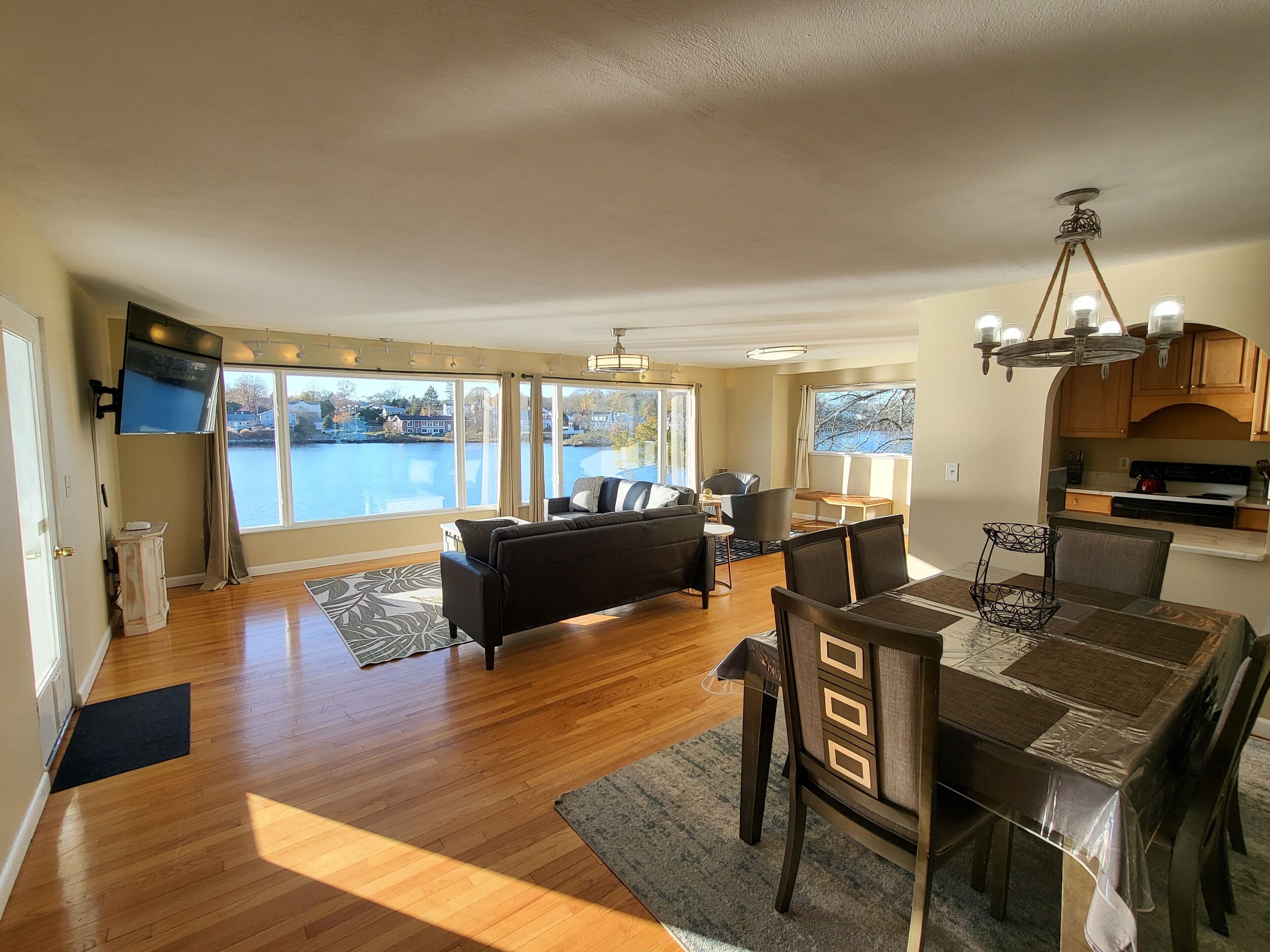 Oasis @ Ocean Beach Park: 6 Queen Beds - Connecticut