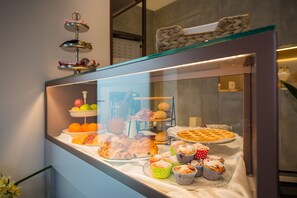 Café da manhã com buffet grátis todos os dias