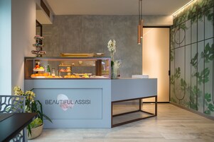 Café da manhã com buffet grátis todos os dias