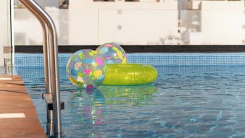 Piscina externa, espreguiçadeiras