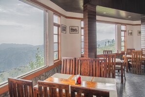 Pequenos-almoços servidos, cozinha indiana, com vista para o jardim 