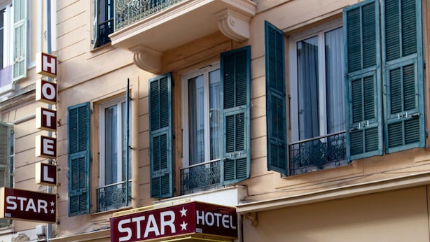Um hotel com uma placa que diz 'STAR HOTEL'.