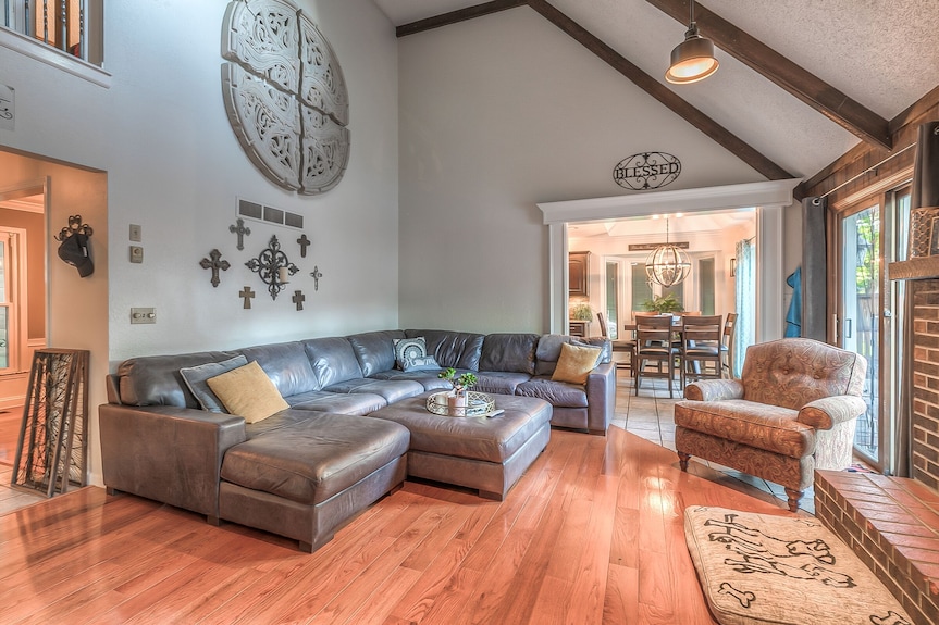 Large Spacious Home With Pool - Perfect Place For Entertaining! Prime Location! - Overland Park