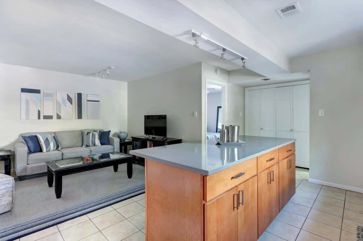 Cozy Modern Apartment W/ Patio Off - Dog-friendly! - Savannah, GA
