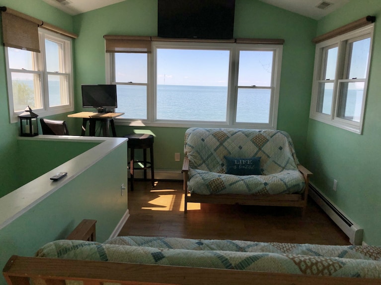 Waterfront Lighthouse + Cedar Point + Fishing + Firepit + Park Playground Pier - Quarry Hill Winery, Berlin Heights