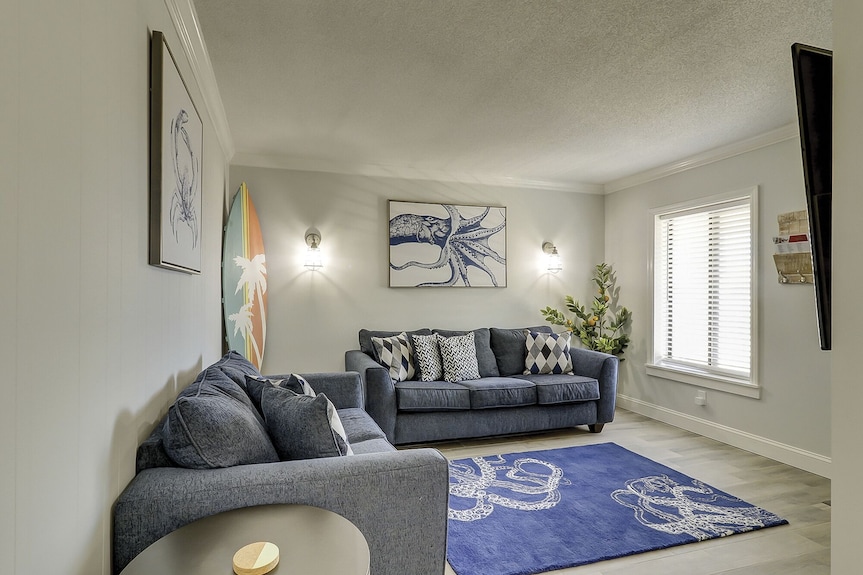 Updated Villa Minutes Walk To The Beach. Seasonal Heated Outdoor Pool - South Carolina