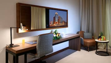 Frigobar, cofres nos quartos, escrivaninha, cortinas blackout