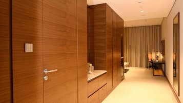 Frigobar, cofres nos quartos, escrivaninha, cortinas blackout