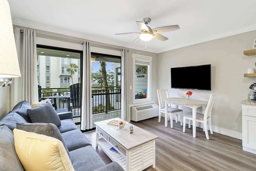 Seaside Villa With Ocean Peeks & Balcony Breezes - South Carolina