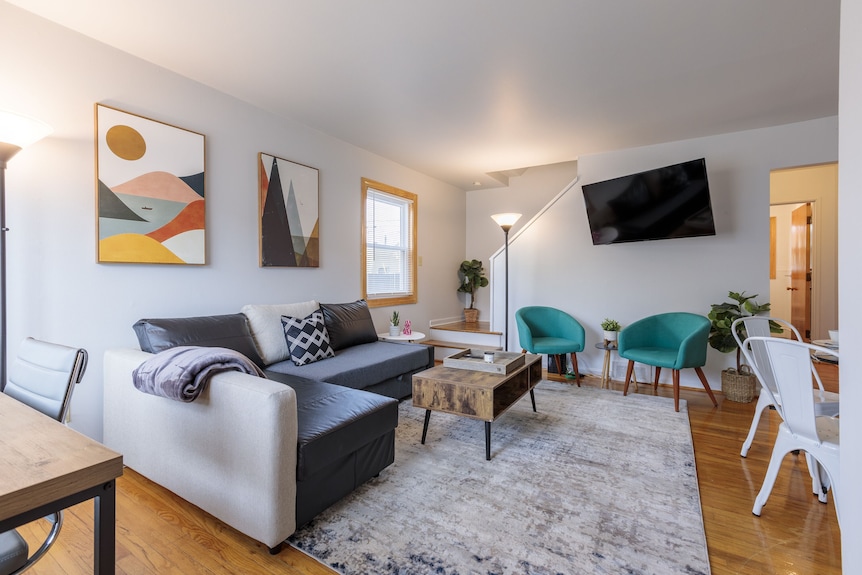 Stylish & Spacious Royal Oak Getaway! - Oak Park, MI