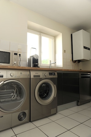 Apartamento | Cozinha privada | Cooktop, chaleira elétrica, cadeirão de bebê