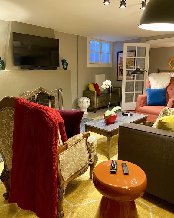 Old World Charm Basement Level Flat In Upscale Cherry Creek - Denver